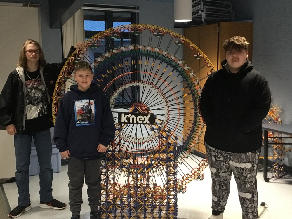 Teamwork in STEM Lab | LakeVille Middle School